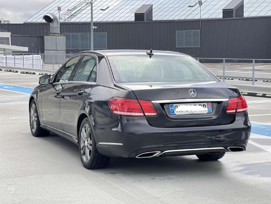 Black Mercedes-Benz E 300 2013 in Vilnius, with an engine capacity of 2.14 L and mileage of 240 thousand km for 6700 €, photo 7 on AUTOMOTO.COM.LV