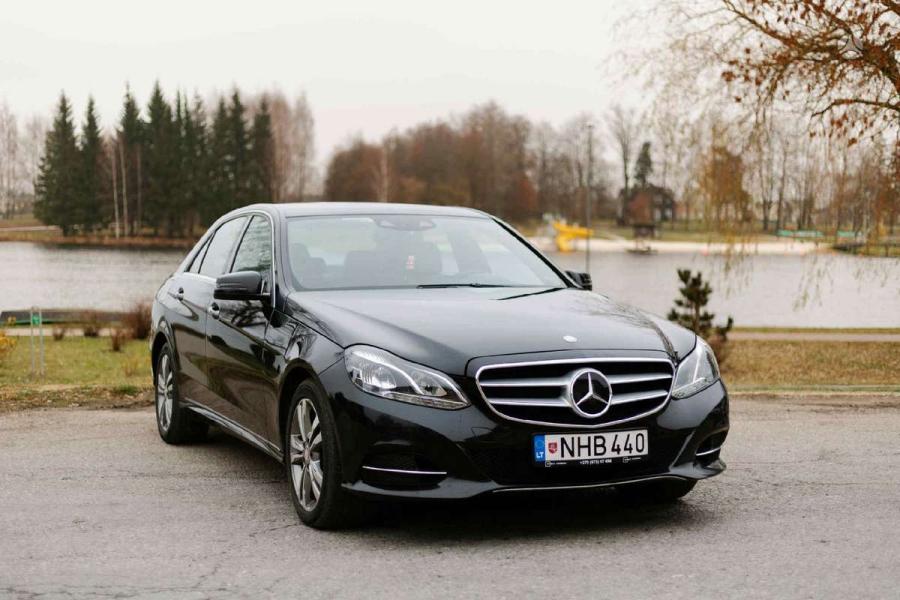 Black Mercedes-Benz E 300 2013 in Sirvintos, with an engine capacity of 2.10 L and mileage of 358 thousand km for 7499 €, photo 1 on AUTOMOTO.COM.LV
