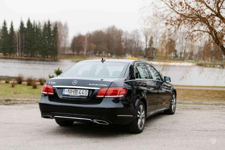 Black Mercedes-Benz E 300 2013 in Sirvintos, with an engine capacity of 2.10 L and mileage of 358 thousand km for 7499 €, photo 4 on AUTOMOTO.COM.LV
