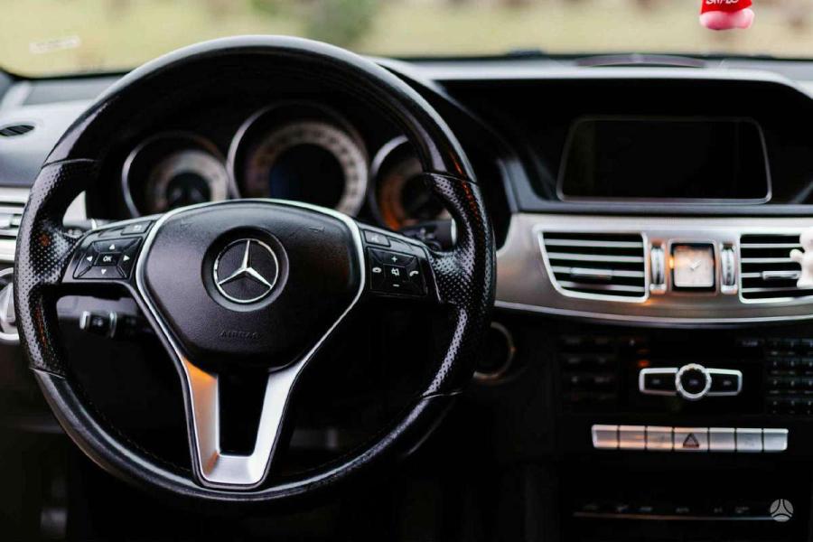 Black Mercedes-Benz E 300 2013 in Sirvintos, with an engine capacity of 2.10 L and mileage of 358 thousand km for 7499 €, photo 18 on AUTOMOTO.COM.LV