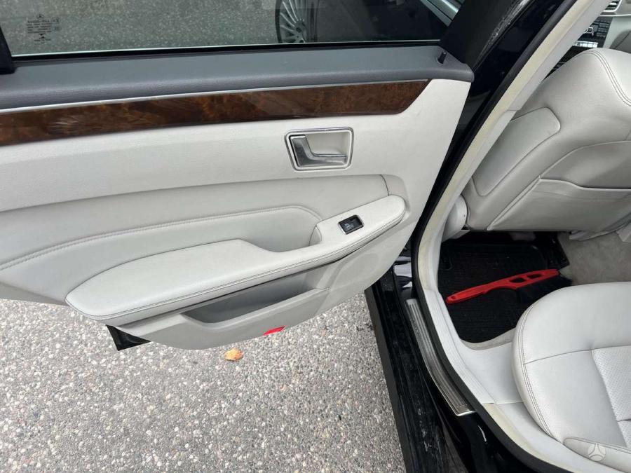 Melns Mercedes-Benz E 300 2013 Viļņa, ar dzinēja tilpumu 2.10 L un nobraukumu 300 tūkst. km par 9500 €, foto 15 vietnē AUTOMOTO.COM.LV