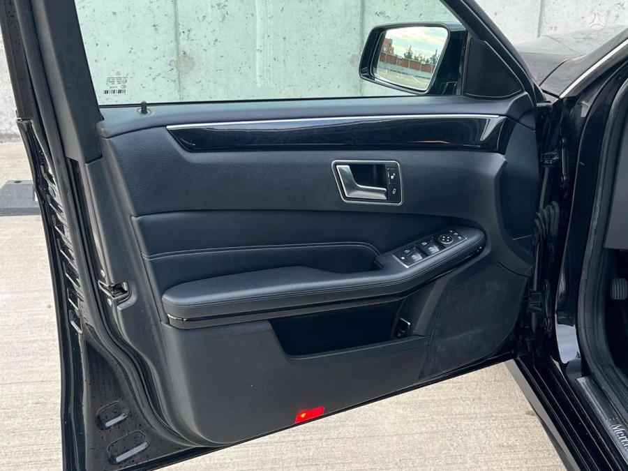Black Mercedes-Benz E 300 2013 in Kaunas, with an engine capacity of 2.14 L and mileage of 245 thousand km for 7700 €, photo 16 on AUTOMOTO.COM.LV