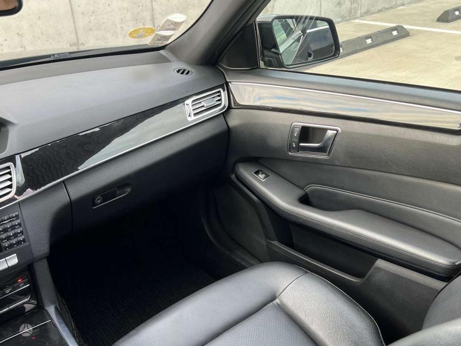 Black Mercedes-Benz E 300 2013 in Kaunas, with an engine capacity of 2.14 L and mileage of 245 thousand km for 7700 €, photo 23 on AUTOMOTO.COM.LV