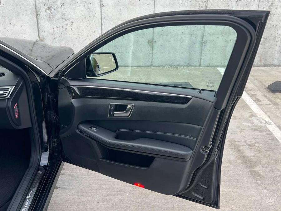 Black Mercedes-Benz E 300 2013 in Kaunas, with an engine capacity of 2.14 L and mileage of 245 thousand km for 7700 €, photo 28 on AUTOMOTO.COM.LV
