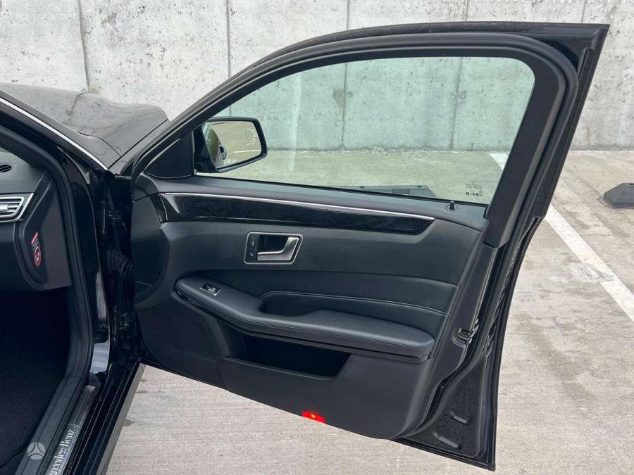 Black Mercedes-Benz E 300 2013 in Vilnius, with an engine capacity of 2.14 L and mileage of 245 thousand km for 6950 €, photo 24 on AUTOMOTO.COM.LV