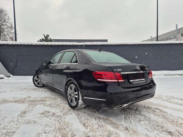 Melns Mercedes-Benz E 300 2014 Kauņa, ar dzinēja tilpumu 2.14 L un nobraukumu 320 tūkst. km par 8950 €, foto 6 vietnē AUTOMOTO.COM.LV