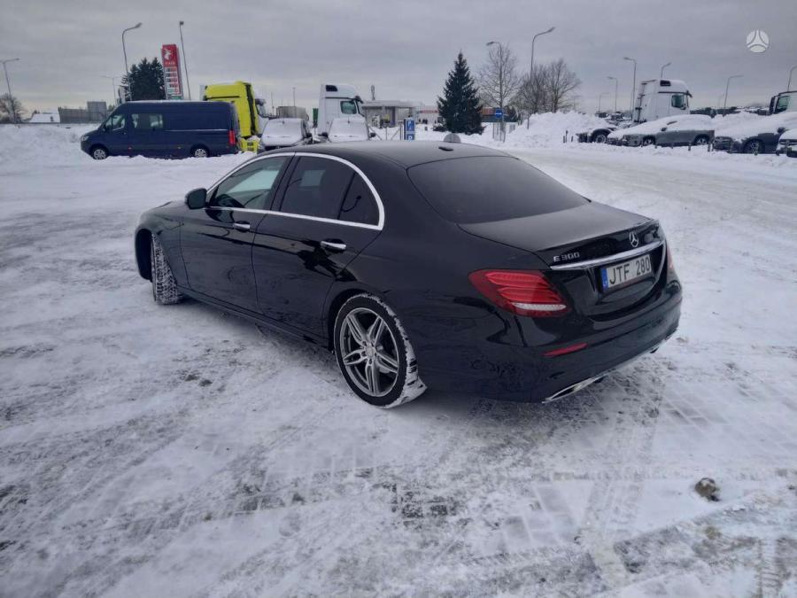 Melns Mercedes-Benz E 300 2017 Klaipėda, ar dzinēja tilpumu 1.99 L un nobraukumu 195 tūkst. km par 20700 €, foto 3 vietnē AUTOMOTO.COM.LV