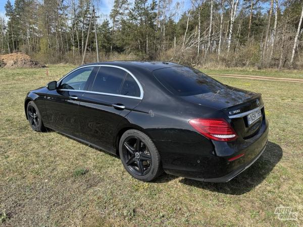 Black Mercedes-Benz E 300 2018 in Kaunas, with an engine capacity of 2.00 L and mileage of 149 thousand km for 23000 €, photo 4 on AUTOMOTO.COM.LV