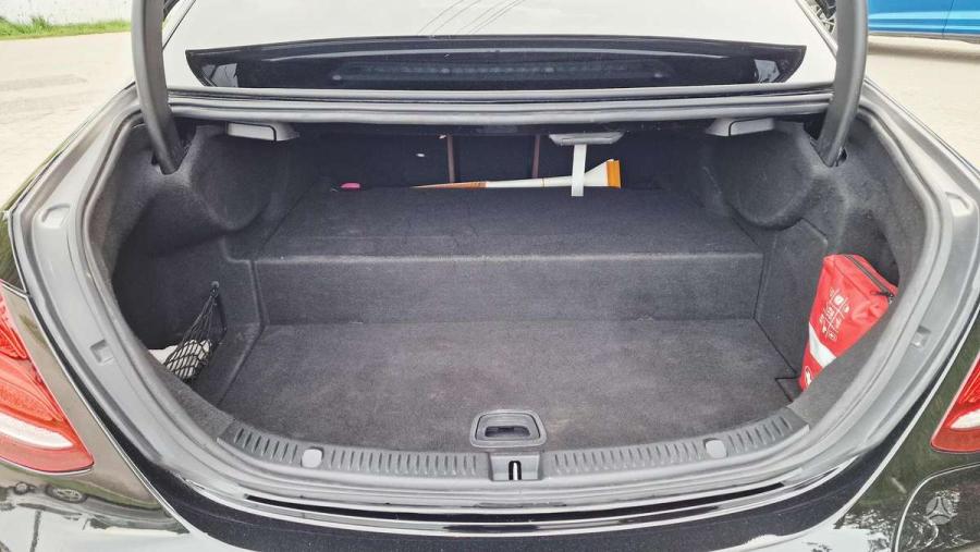 Black Mercedes-Benz E 300 2019 in Vilnius, with an engine capacity of 1.95 L and mileage of 215 thousand km for 28500 €, photo 8 on AUTOMOTO.COM.LV