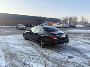 Black Mercedes-Benz E 300 2020 in Kaunas, with an engine capacity of 1.95 L and mileage of 190 thousand km for 20999 €, photo 2 on AUTOMOTO.COM.LV
