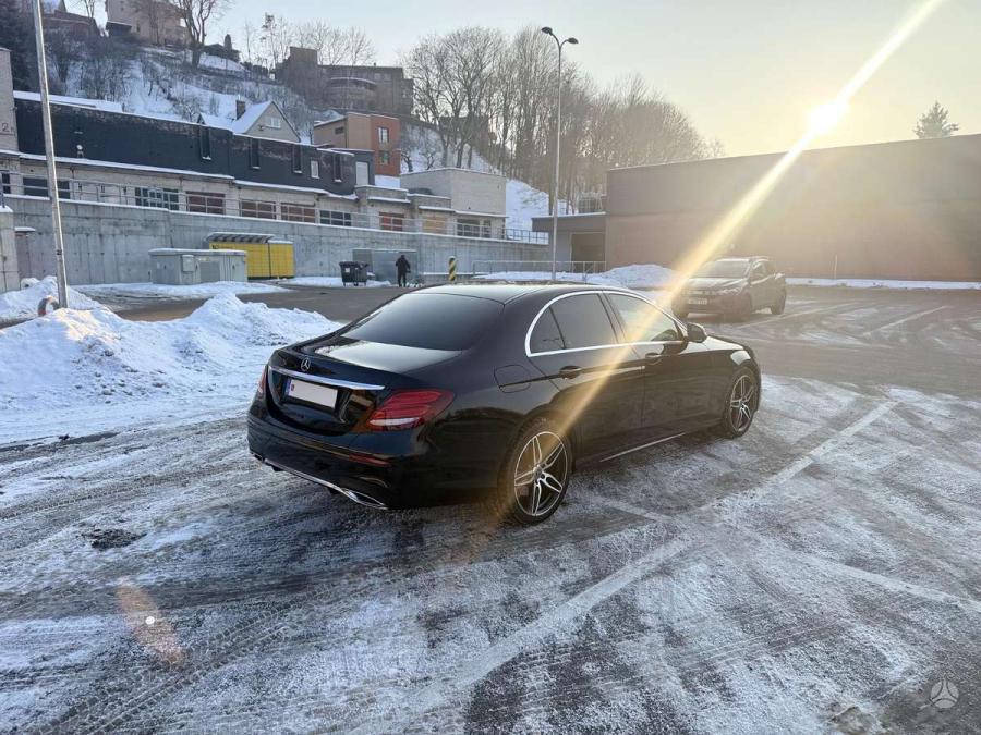 Black Mercedes-Benz E 300 2020 in Kaunas, with an engine capacity of 1.95 L and mileage of 190 thousand km for 20999 €, photo 3 on AUTOMOTO.COM.LV