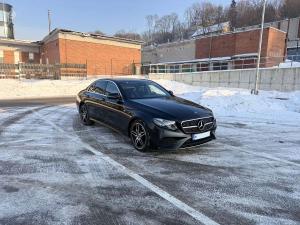 Black Mercedes-Benz E 300 2020 in Kaunas, with an engine capacity of 1.95 L and mileage of 190 thousand km for 20999 €, photo 4 on AUTOMOTO.COM.LV