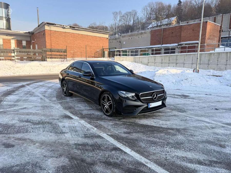 Black Mercedes-Benz E 300 2020 in Kaunas, with an engine capacity of 1.95 L and mileage of 190 thousand km for 20999 €, photo 4 on AUTOMOTO.COM.LV