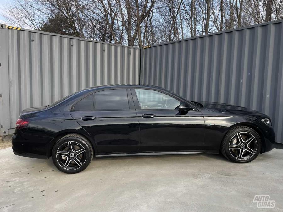 Melns Mercedes-Benz E 300 2020 Viļņa, ar dzinēja tilpumu 2.00 L un nobraukumu 95 tūkst. km par 28000 €, foto 4 vietnē AUTOMOTO.COM.LV