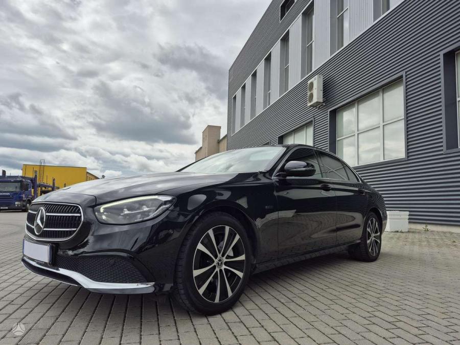 Black Mercedes-Benz E 300 2020 in Taurage, with an engine capacity of 2.00 L and mileage of 178 thousand km for 24900 €, photo 3 on AUTOMOTO.COM.LV