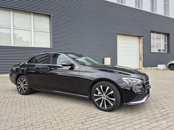 Black Mercedes-Benz E 300 2020 in Taurage, with an engine capacity of 2.00 L and mileage of 178 thousand km for 24900 €, photo 3 on AUTOMOTO.COM.LV