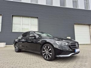 Black Mercedes-Benz E 300 2020 in Taurage, with an engine capacity of 2.00 L and mileage of 178 thousand km for 24900 €, photo 6 on AUTOMOTO.COM.LV