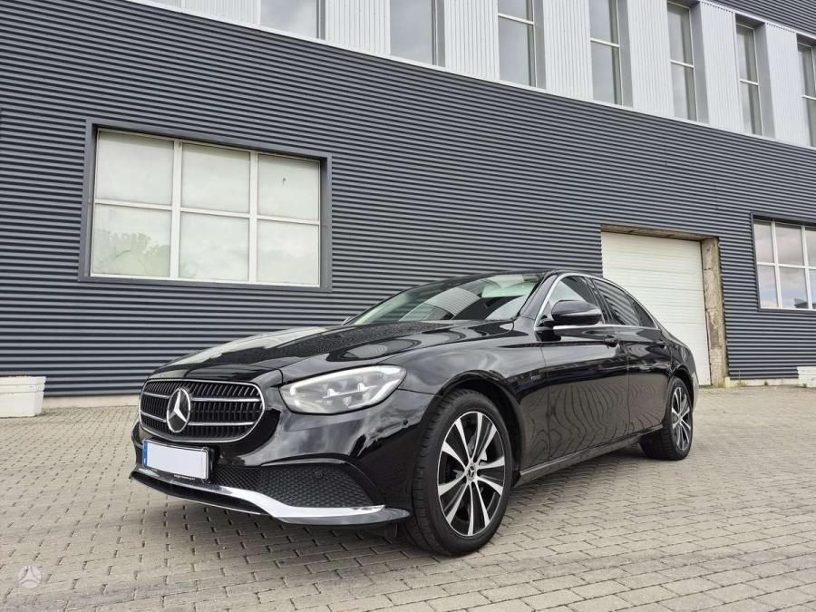 Black Mercedes-Benz E 300 2020 in Taurage, with an engine capacity of 2.00 L and mileage of 178 thousand km for 24900 €, photo 10 on AUTOMOTO.COM.LV
