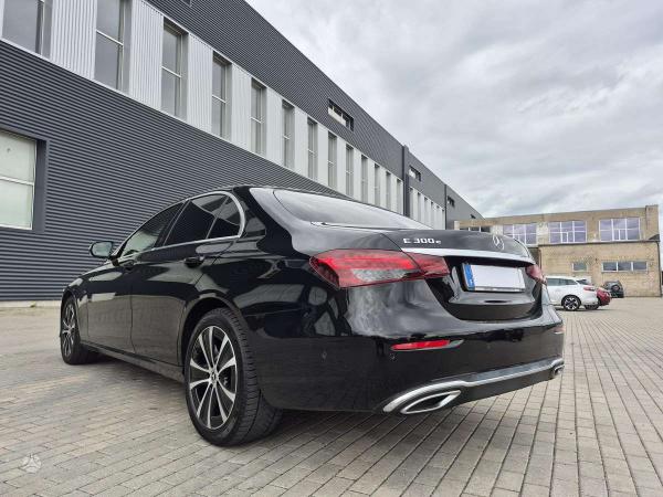 Black Mercedes-Benz E 300 2020 in Taurage, with an engine capacity of 2.00 L and mileage of 178 thousand km for 24900 €, photo 10 on AUTOMOTO.COM.LV