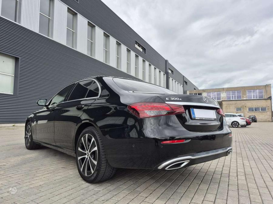 Black Mercedes-Benz E 300 2020 in Taurage, with an engine capacity of 2.00 L and mileage of 178 thousand km for 24900 €, photo 11 on AUTOMOTO.COM.LV