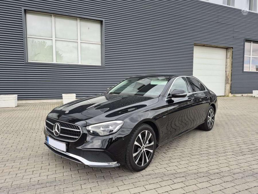 Black Mercedes-Benz E 300 2020 in Taurage, with an engine capacity of 2.00 L and mileage of 178 thousand km for 24900 €, photo 18 on AUTOMOTO.COM.LV