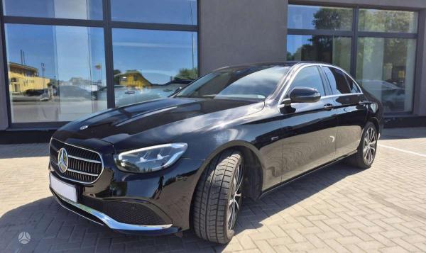Melns Mercedes-Benz E 300 2020 Tauragė, ar dzinēja tilpumu 2.00 L un nobraukumu 178 tūkst. km par 24400 €, foto 1 vietnē AUTOMOTO.COM.LV