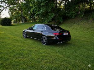 Melns Mercedes-Benz E 300 2022 Trakai, ar dzinēja tilpumu 1.95 L un nobraukumu 400 tūkst. km par 24000 €, foto  vietnē AUTOMOTO.COM.LV