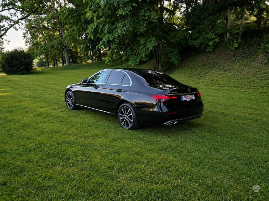 Melns Mercedes-Benz E 300 2022 Trakai, ar dzinēja tilpumu 1.95 L un nobraukumu 400 tūkst. km par 24000 €, foto 1 vietnē AUTOMOTO.COM.LV