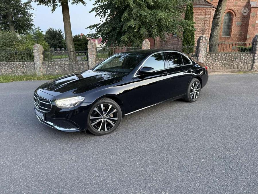 Melns Mercedes-Benz E 300 2022 Viļņa, ar dzinēja tilpumu 1.95 L un nobraukumu 400 tūkst. km par 23000 €, foto 1 vietnē AUTOMOTO.COM.LV