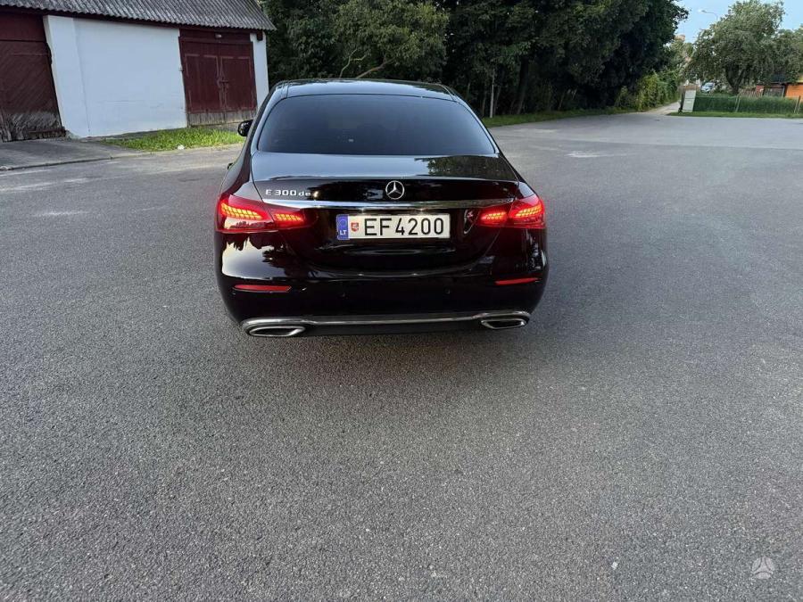 Melns Mercedes-Benz E 300 2022 Viļņa, ar dzinēja tilpumu 1.95 L un nobraukumu 400 tūkst. km par 23000 €, foto 9 vietnē AUTOMOTO.COM.LV