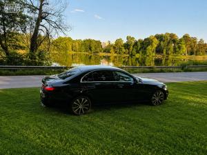 Black Mercedes-Benz E 300 2022 in Vilnius, with an engine capacity of 2.00 L and mileage of 400 thousand km for 23000 €, photo 5 on AUTOMOTO.COM.LV