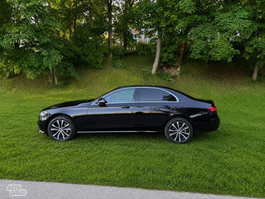 Black Mercedes-Benz E 300 2022 in Vilnius, with an engine capacity of 2.00 L and mileage of 400 thousand km for 23000 €, photo 6 on AUTOMOTO.COM.LV