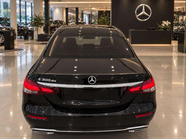 Мерседес Е 300 2022 в Вильнюс на AUTOMOTO.COM.LV Черный Мерседес Е 300 2022 в Вильнюс, объемом двигателя 1.95 л и пробегом 400 тыс. км за 23000 €, фото 5 на AUTOMOTO.COM.LV