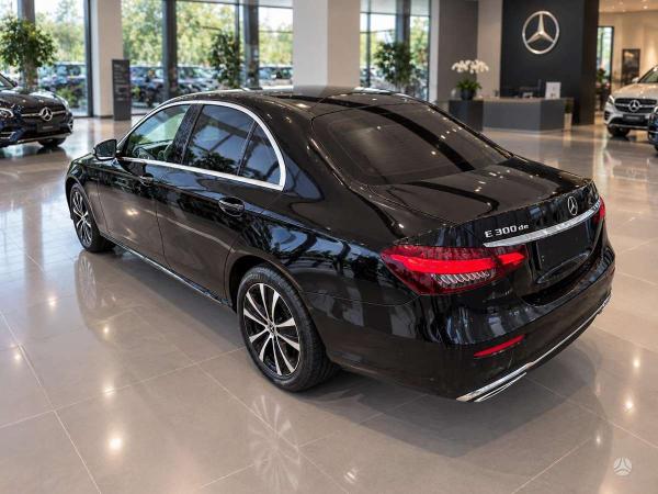Мерседес Е 300 2022 в Вильнюс на AUTOMOTO.COM.LV Черный Мерседес Е 300 2022 в Вильнюс, объемом двигателя 1.95 л и пробегом 400 тыс. км за 23000 €, фото 8 на AUTOMOTO.COM.LV