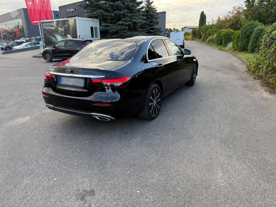Черный Мерседес Е 300 2022 в Вильнюс, объемом двигателя 1.95 л и пробегом 400 тыс. км за 21000 €, фото 7 на AUTOMOTO.COM.LV