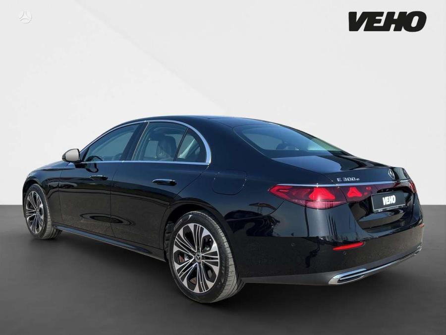 Melns Mercedes-Benz E 300 2024 Kauņa, ar dzinēja tilpumu 2.00 L un nobraukumu 20 tūkst. km par 47900 €, foto 4 vietnē AUTOMOTO.COM.LV