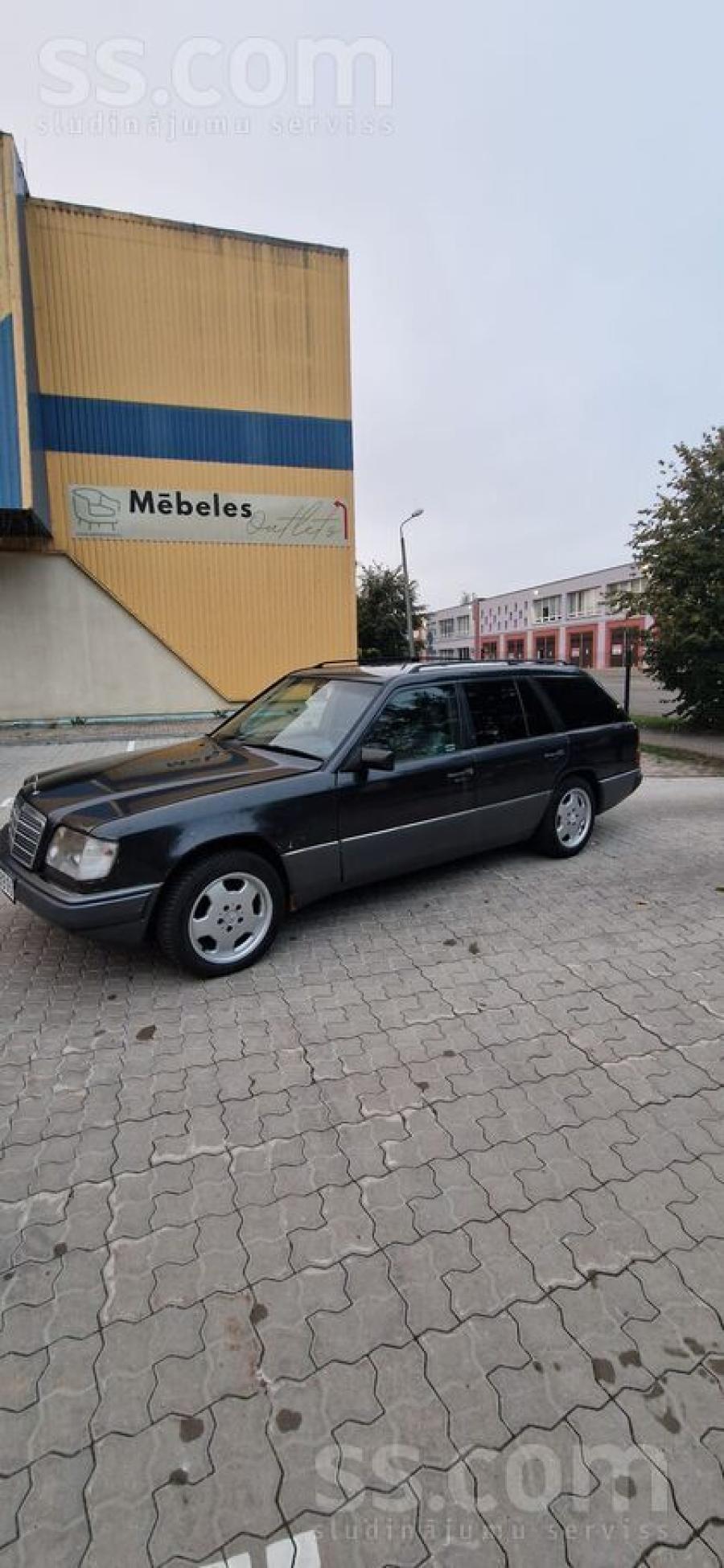 Melns Mercedes-Benz E 300 1992 Rīga, ar dzinēja tilpumu 3.00 L un nobraukumu 482 tūkst. km par 3200 €, foto 3 vietnē AUTOMOTO.COM.LV