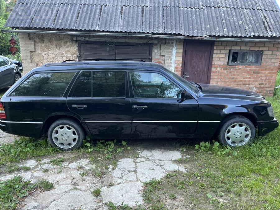 Melns Mercedes-Benz E 300 1996 Jēkabpils, ar dzinēja tilpumu 3.00 L un nobraukumu 418 tūkst. km par 2300 €, foto 1 vietnē AUTOMOTO.COM.LV