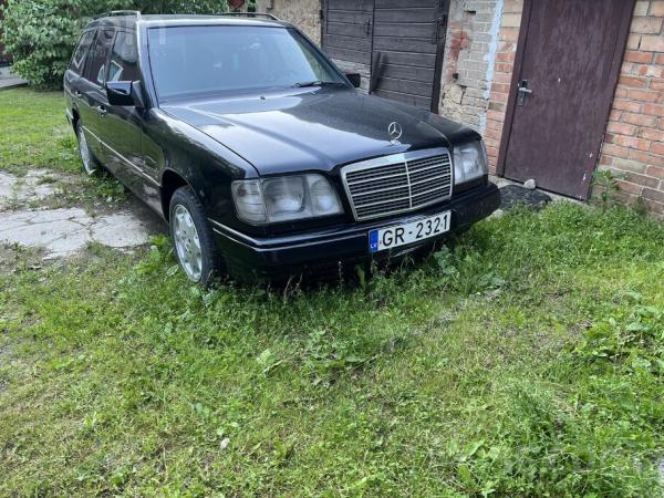 Melns Mercedes-Benz E 300 1996 Jēkabpils, ar dzinēja tilpumu 3.00 L un nobraukumu 418 tūkst. km par 2300 €, foto 4 vietnē AUTOMOTO.COM.LV