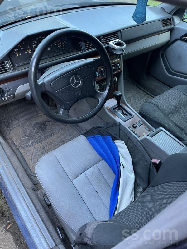 Melns Mercedes-Benz E 300 1996 Jēkabpils, ar dzinēja tilpumu 3.00 L un nobraukumu 418 tūkst. km par 2300 €, foto 5 vietnē AUTOMOTO.COM.LV