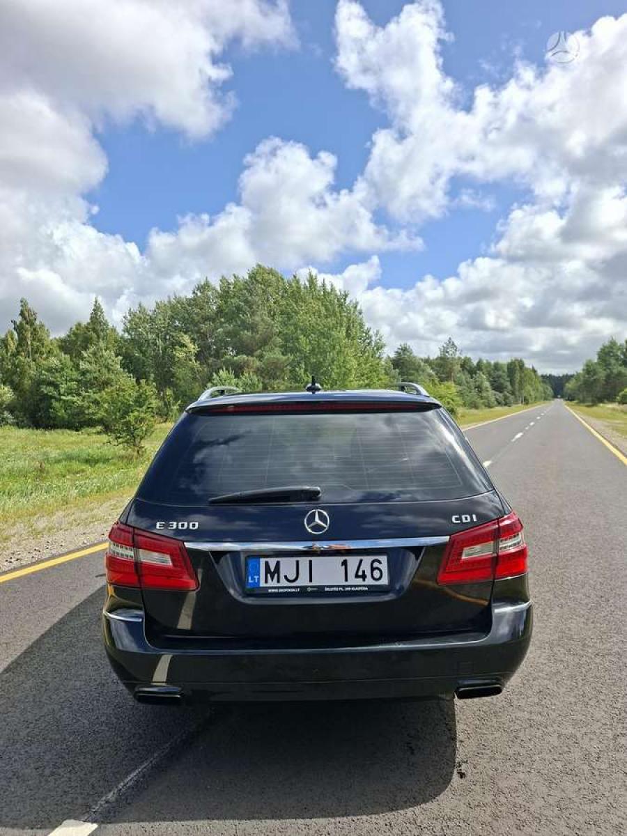 Melns Mercedes-Benz E 300 2011 Klaipėda, ar dzinēja tilpumu 2.99 L un nobraukumu 437 tūkst. km par 5900 €, foto 4 vietnē AUTOMOTO.COM.LV