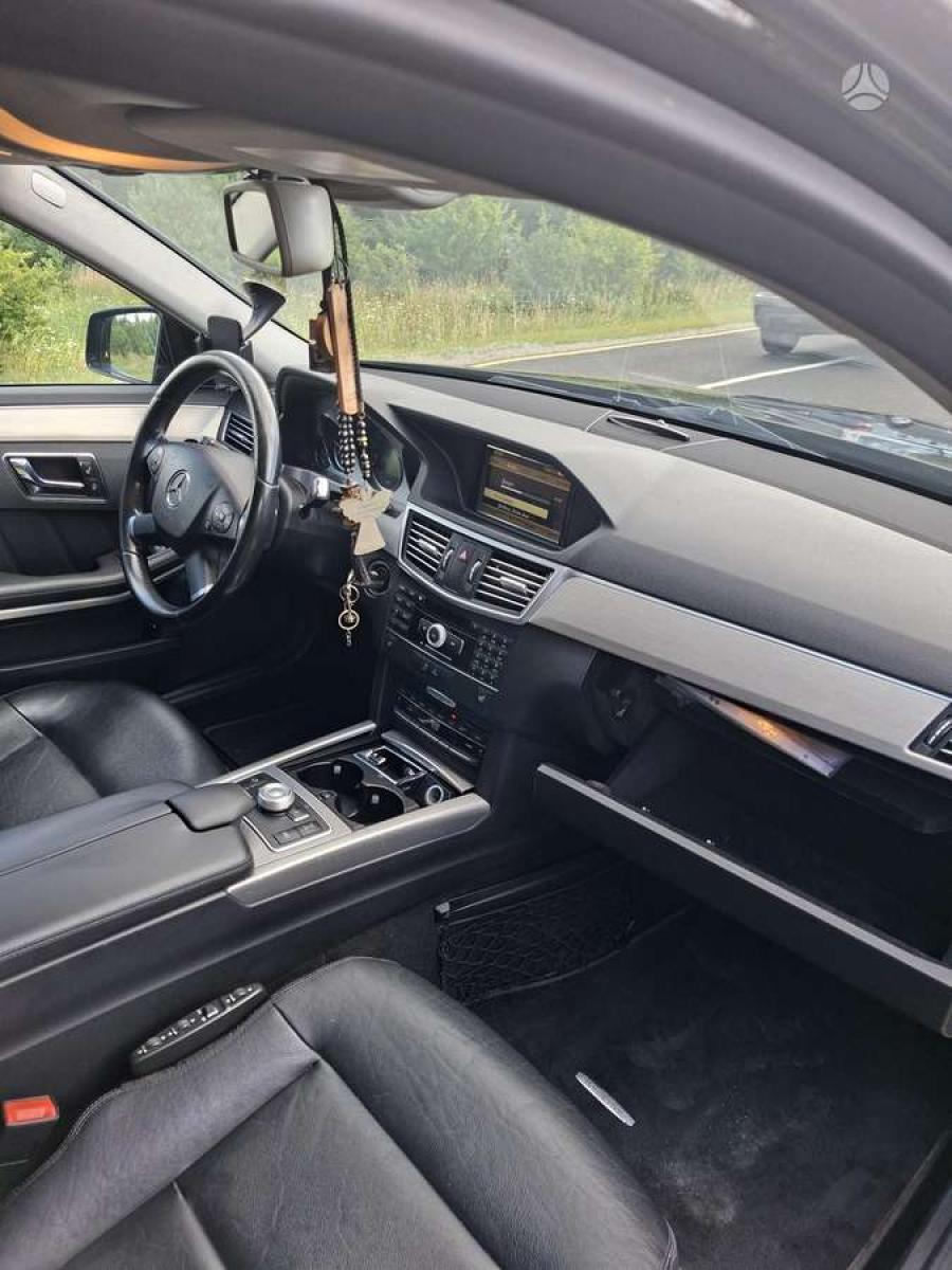 Melns Mercedes-Benz E 300 2011 Klaipėda, ar dzinēja tilpumu 2.99 L un nobraukumu 437 tūkst. km par 5900 €, foto 10 vietnē AUTOMOTO.COM.LV