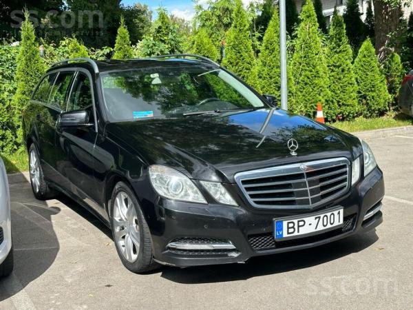 Black Mercedes-Benz E 300 2012 in Riga, with an engine capacity of 3.00 L and mileage of 290 thousand km for 5500 €, photo 6 on AUTOMOTO.COM.LV