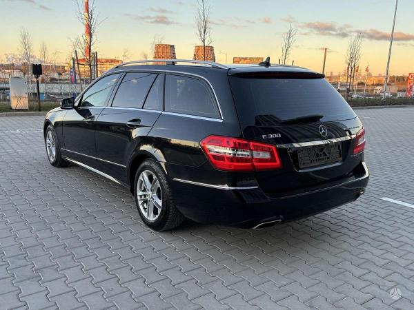 Black Mercedes-Benz E 300 2013 in Vilnius, with an engine capacity of 2.14 L and mileage of 212 thousand km for 7900 €, photo 3 on AUTOMOTO.COM.LV