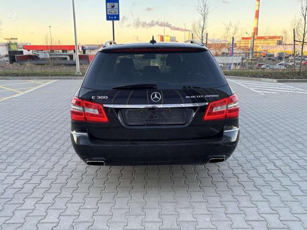 Black Mercedes-Benz E 300 2013 in Vilnius, with an engine capacity of 2.14 L and mileage of 212 thousand km for 7900 €, photo 4 on AUTOMOTO.COM.LV