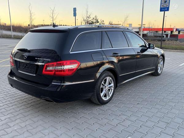 Black Mercedes-Benz E 300 2013 in Vilnius, with an engine capacity of 2.14 L and mileage of 212 thousand km for 7900 €, photo 6 on AUTOMOTO.COM.LV