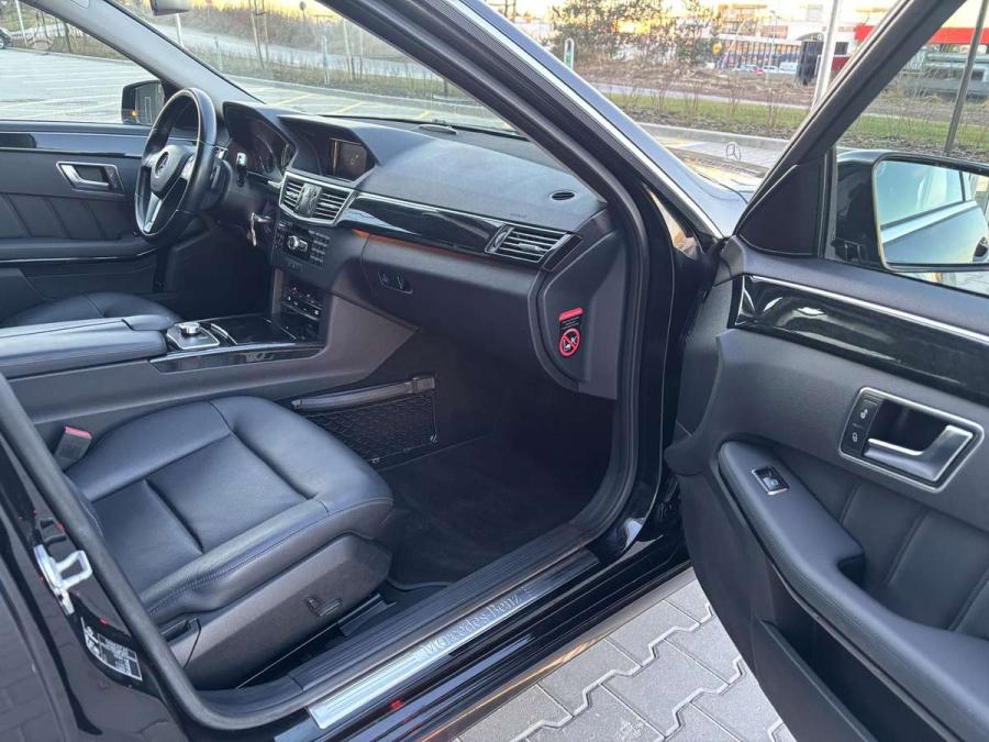 Black Mercedes-Benz E 300 2013 in Vilnius, with an engine capacity of 2.14 L and mileage of 212 thousand km for 7900 €, photo 9 on AUTOMOTO.COM.LV