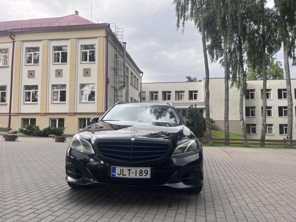 Black Mercedes-Benz E 300 2013 in Raseiniai, with an engine capacity of 2.10 L and mileage of 449 thousand km for 6600 €, photo 3 on AUTOMOTO.COM.LV