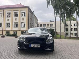 Black Mercedes-Benz E 300 2013 in Raseiniai, with an engine capacity of 2.10 L and mileage of 449 thousand km for 6600 €, photo 4 on AUTOMOTO.COM.LV