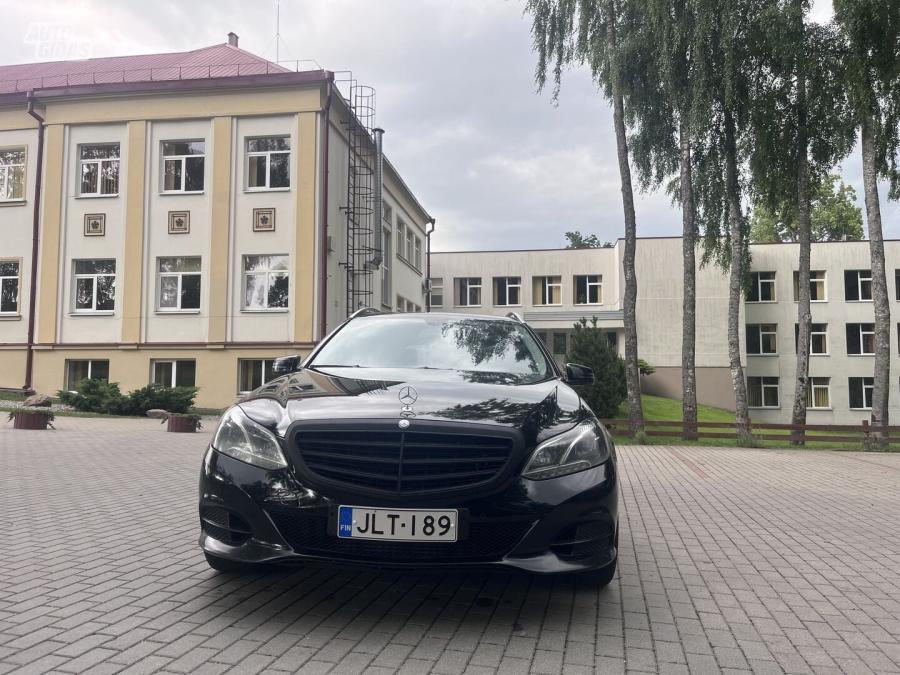 Black Mercedes-Benz E 300 2013 in Raseiniai, with an engine capacity of 2.10 L and mileage of 449 thousand km for 6600 €, photo 4 on AUTOMOTO.COM.LV